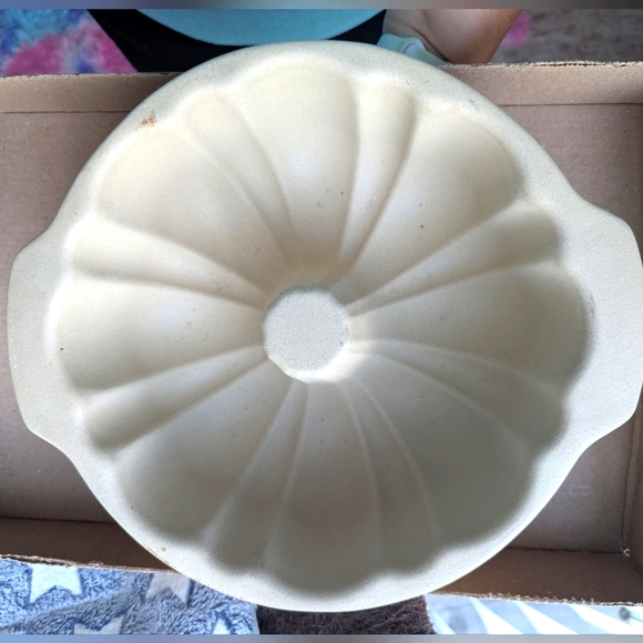 The Pampered Chef | Kitchen | Pampered Chef Stoneware Fluted Pan | Poshmark